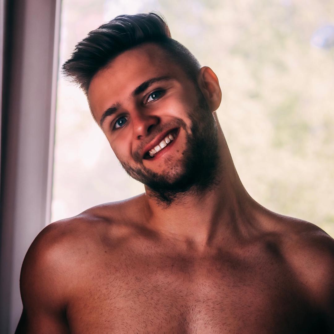 Simon Hirschmann Net Worth, Age, Height, Weight, Early Life, Career ...