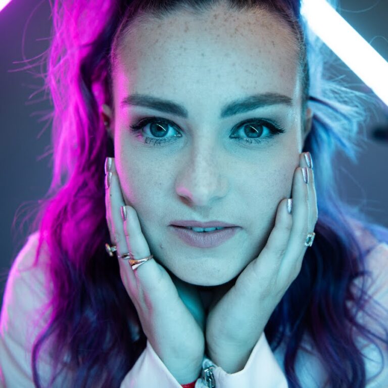 Molly Burke Net Worth, Age, Height, Weight, Early Life, Career, Bio ...