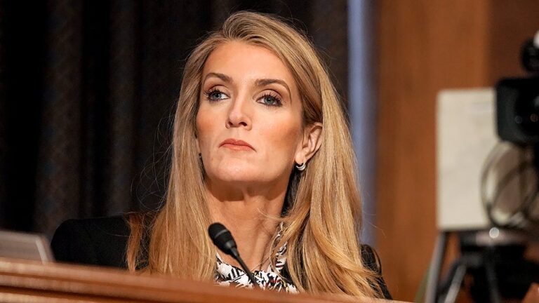 Kelly Loeffler Net Worth, Age, Height, Weight, Early Life, Career, Bio ...